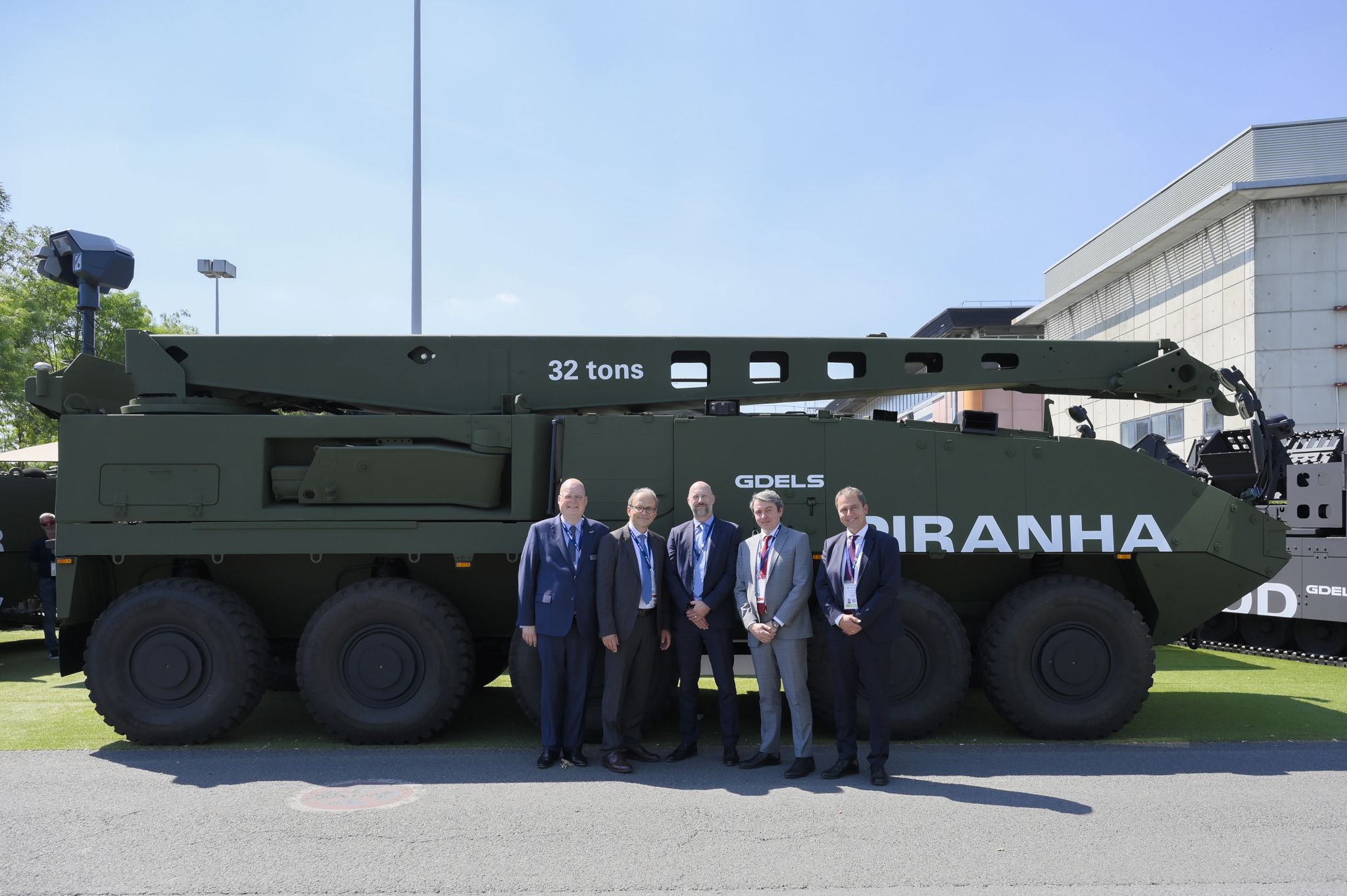 GDELS Debuts 10x10 PIRANHA Heavy Mission Carrier (HMC) Advanced ...
